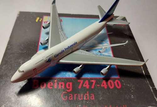 Модель самолета Garuda Indonesia B 747 Herpa 1/500