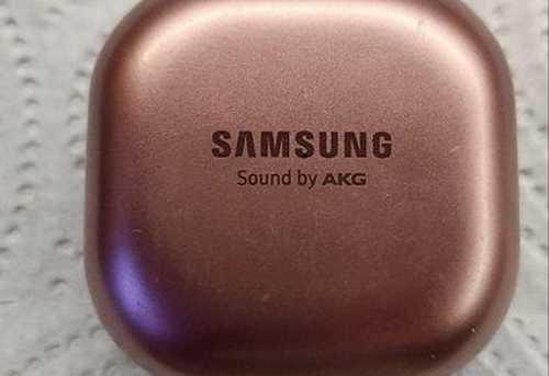 Кейс и правый наушник Samsung Galaxy buds live