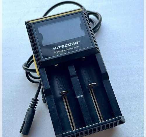 Зарядное устройство nitecore d2