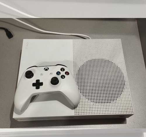 Xbox one s 1tb с гейпадом, играми