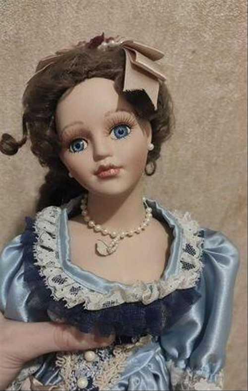 Фарфоровая кукла коллекционная в платье