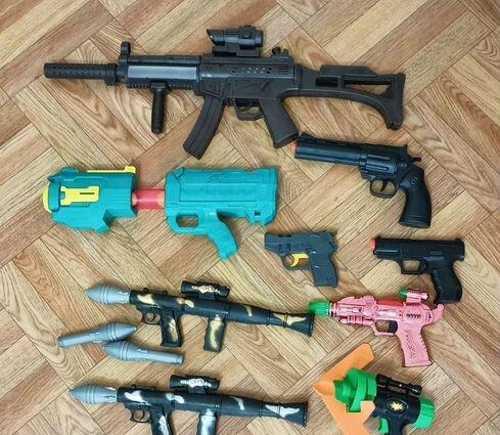 Пистолеты и военный набор