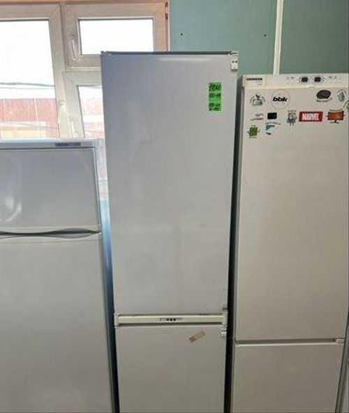 Встраиваемый холодильник "Ariston OK-RF 3300»