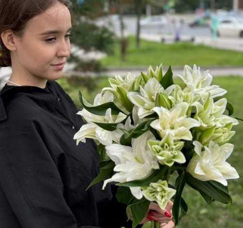 Доставка цветов лилии белые букет