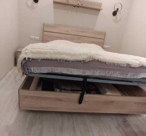 Кровать и 2 тумбочки