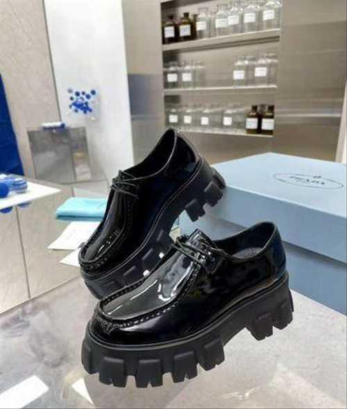 Туфли Prada Monolith лаковые