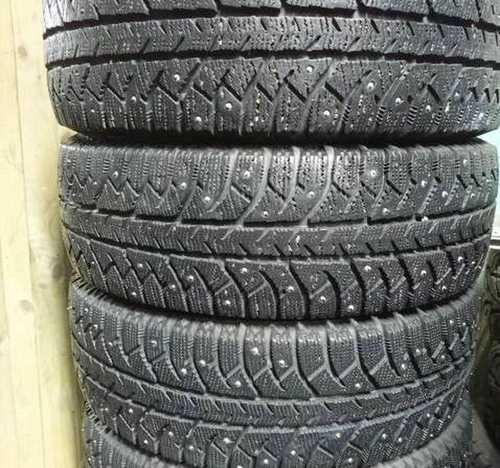 Bridgestone Ice Cruiser 7000 215/65 R17