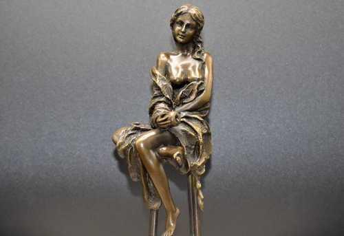 Бронзовая статуэтка "Девушка на стуле (с яблоком)