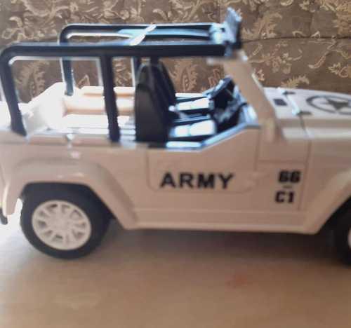 Машинка инерционная военная