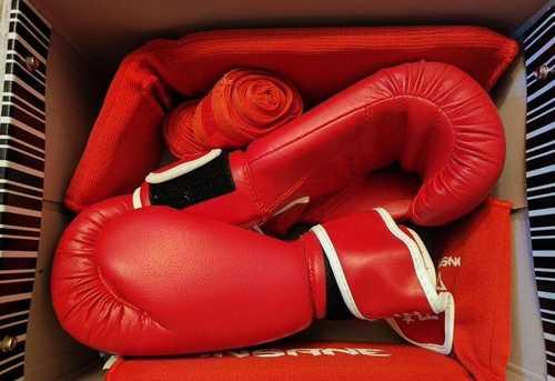 Боксерские перчатки,наколенники и бинты