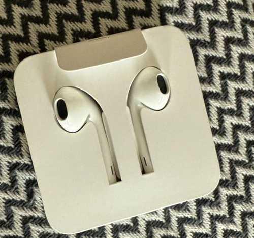 Наушники Apple EarPods с разъемом lightning