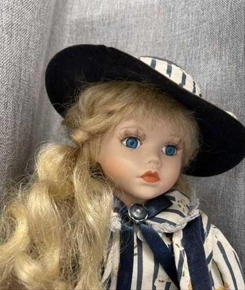 Кукла фарфоровая коллекционная (Европа)