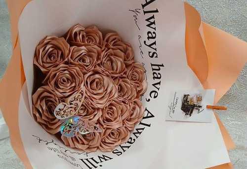 Букет роз из атласных лент на праздник подарок