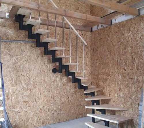 Лестница металлическая с деревянными ступенями