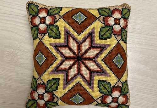 Подушка, украшенная вышивкой крестиком