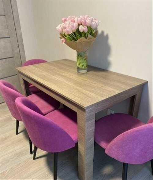Кухонный стол и розовые стулья