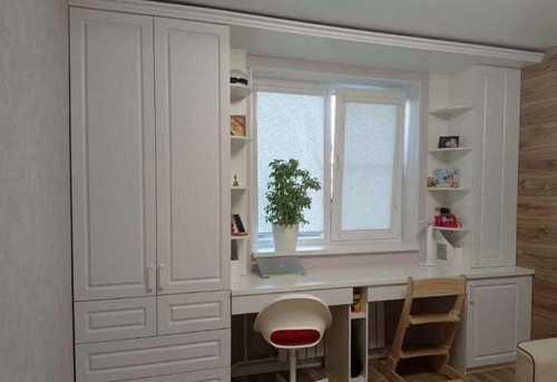 Стол вдоль окна со шкафами белый мдф Т0127
