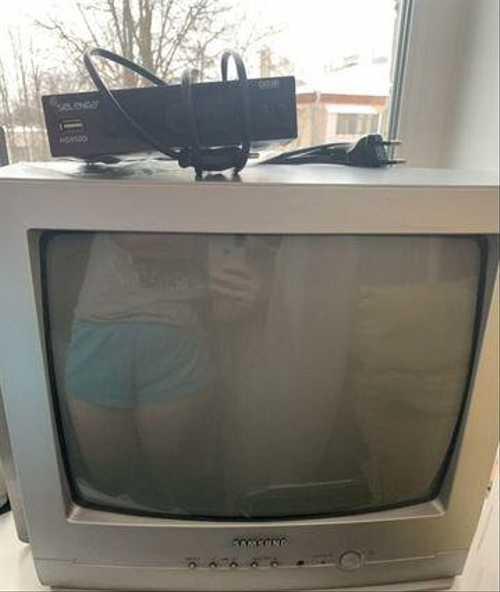 Телевизор с приставкой и кронштейном samsung