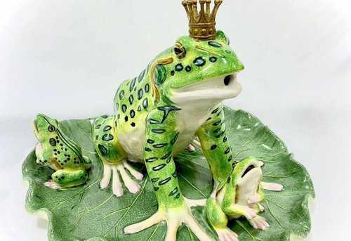 Статуэтка. Царевна лягушка с лягушатами на листе