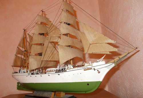 Модель (2005 г) парусного корабля "Горх Фок"