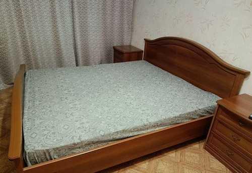 Кровать двухспальная с матрасом бу и тумбочки