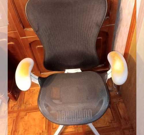 Компьютерное кресло Herman Miller Mirra 2