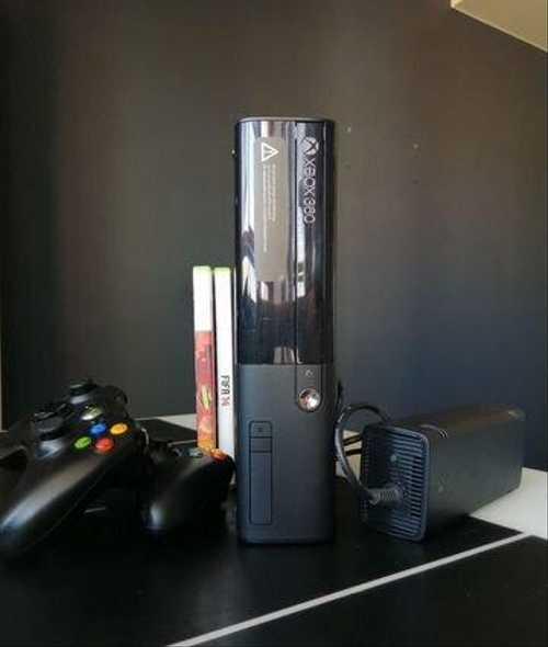 Xbox 360E + 2 беспроводных геймпада
