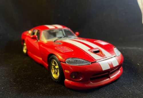 Модель автомобиля Dodge Viper GTS coupe 1:24