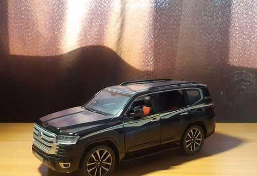 Машинка металлическая Toyota Land Cruiser 300 1:24