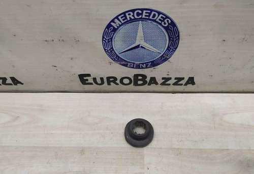 Крепление радиатора Mercedes W204