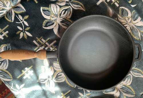 Чугунная сковорода с крышкой