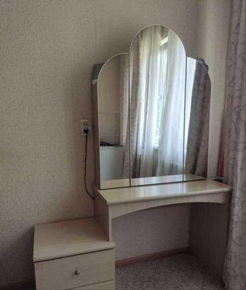 Туалетный столик с зеркалом и тумбочка