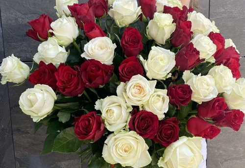 Розы красные белые Эквадор 70 см доставка букет