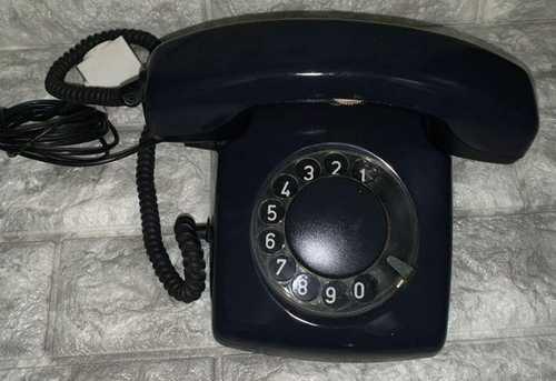 Старый телефонный аппарат дисковый