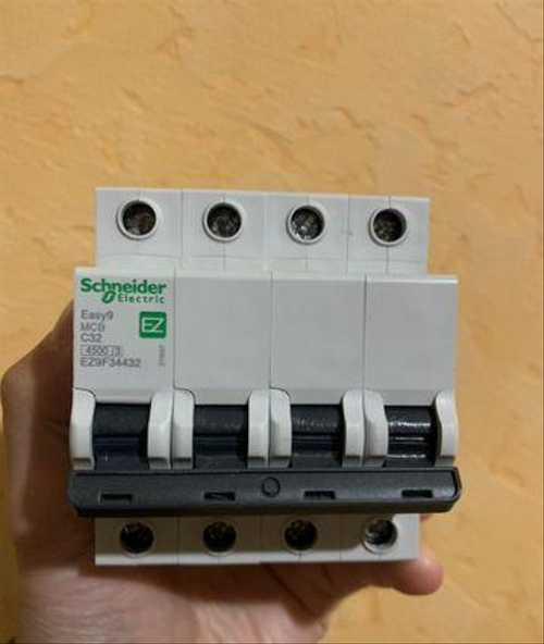 Автомат Schneider Electric Easy 9 4P (C) 4,5kA 32A