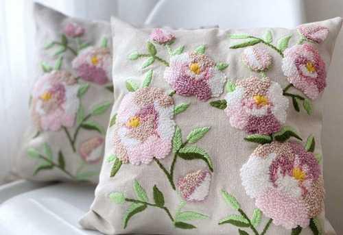 Декоративная подушка "Пионы" ковровая вышивка