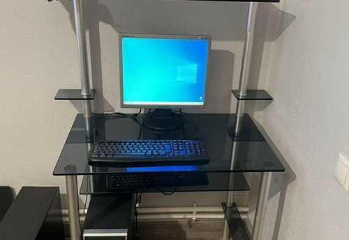 Компьютер с монитором и столом