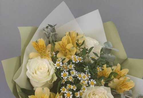 Букет из з желтых альстромерий, 3 белых роз и рома