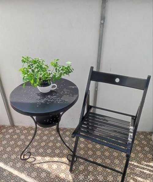 Круглый кофейный стол и складной стул IKEA