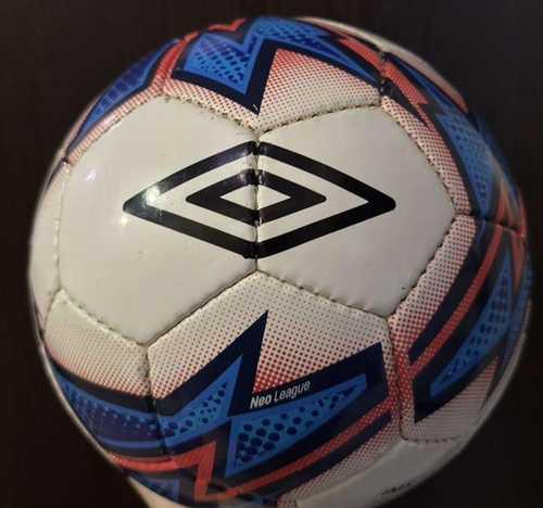 Футбольный мяч Umbro Neo League