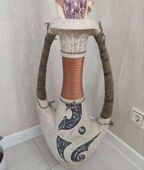 Красивая напольная ваза