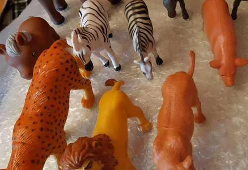 Коллекция маленьких фигурок животных