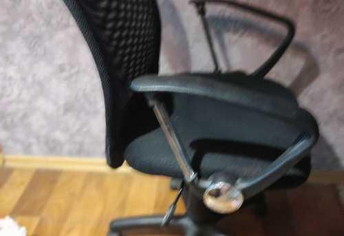 Компьютерное кресло с механизмом качания
