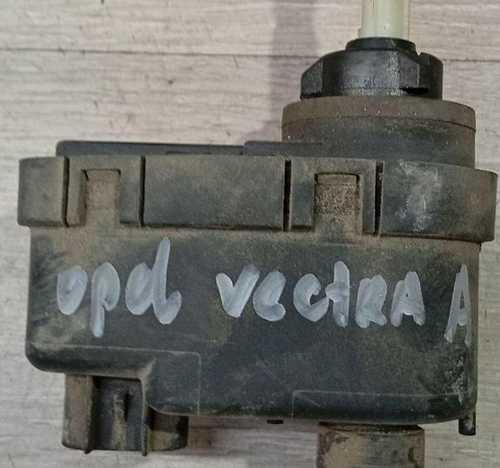 Корректор левой фары Opel Vectra A