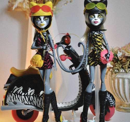 Мяулодия и Пурсифона "На Скутере" Monster high