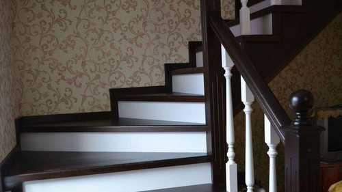 Прямая деревянная лестница без покраски