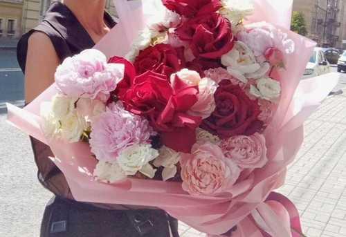 Букет цветов с красными розами и пионами Доставка