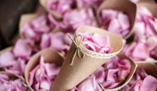 Кулек со свежими лепестками роз