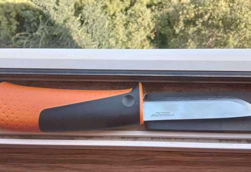 Нож Fiskars pro с точилкой