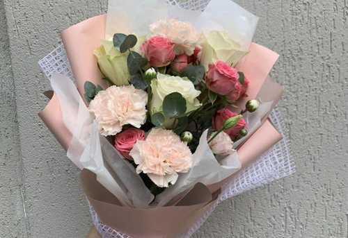 Букет с розами и диантусами. Цветы с доставкой